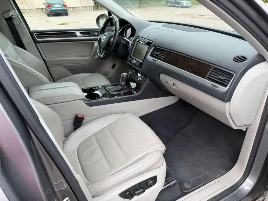 Pelēks Volkswagen Touareg 2011 Raseiniai, ar dzinēja tilpumu 2.97 L un nobraukumu 280 tūkst. km par 9300 €, foto 14 vietnē AUTOMOTO.COM.LV