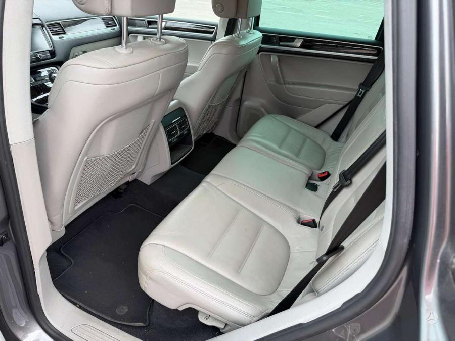 Pelēks Volkswagen Touareg 2011 Raseiniai, ar dzinēja tilpumu 2.97 L un nobraukumu 280 tūkst. km par 9300 €, foto 15 vietnē AUTOMOTO.COM.LV