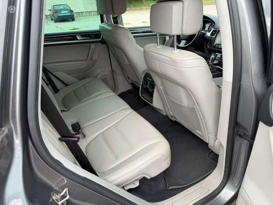 Pelēks Volkswagen Touareg 2011 Raseiniai, ar dzinēja tilpumu 2.97 L un nobraukumu 280 tūkst. km par 9300 €, foto 16 vietnē AUTOMOTO.COM.LV