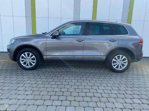Pelēks Volkswagen Touareg 2011 Raseiniai, ar dzinēja tilpumu 2.97 L un nobraukumu 280 tūkst. km par 9500 €, foto 3 vietnē AUTOMOTO.COM.LV