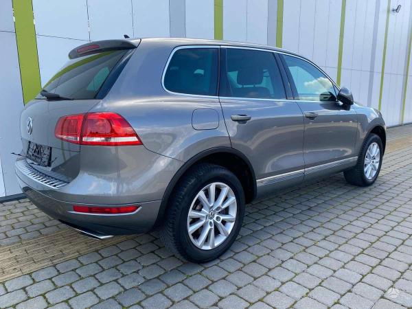 Pelēks Volkswagen Touareg 2011 Raseiniai, ar dzinēja tilpumu 2.97 L un nobraukumu 280 tūkst. km par 9500 €, foto 6 vietnē AUTOMOTO.COM.LV