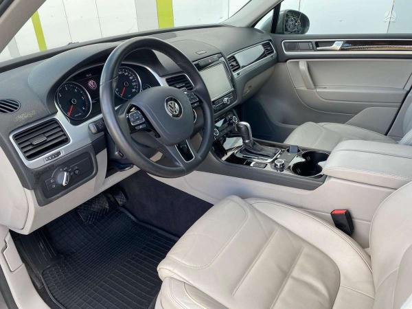 Pelēks Volkswagen Touareg 2011 Raseiniai, ar dzinēja tilpumu 2.97 L un nobraukumu 280 tūkst. km par 9500 €, foto 10 vietnē AUTOMOTO.COM.LV