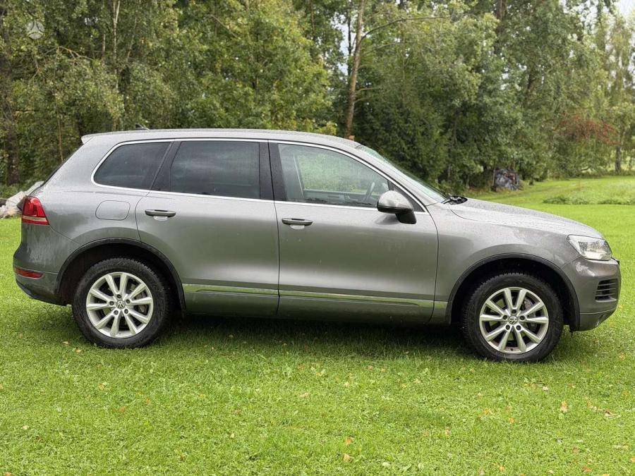 Pelēks Volkswagen Touareg 2011 Utena, ar dzinēja tilpumu 3.00 L un nobraukumu 334 tūkst. km par 8650 €, foto 9 vietnē AUTOMOTO.COM.LV