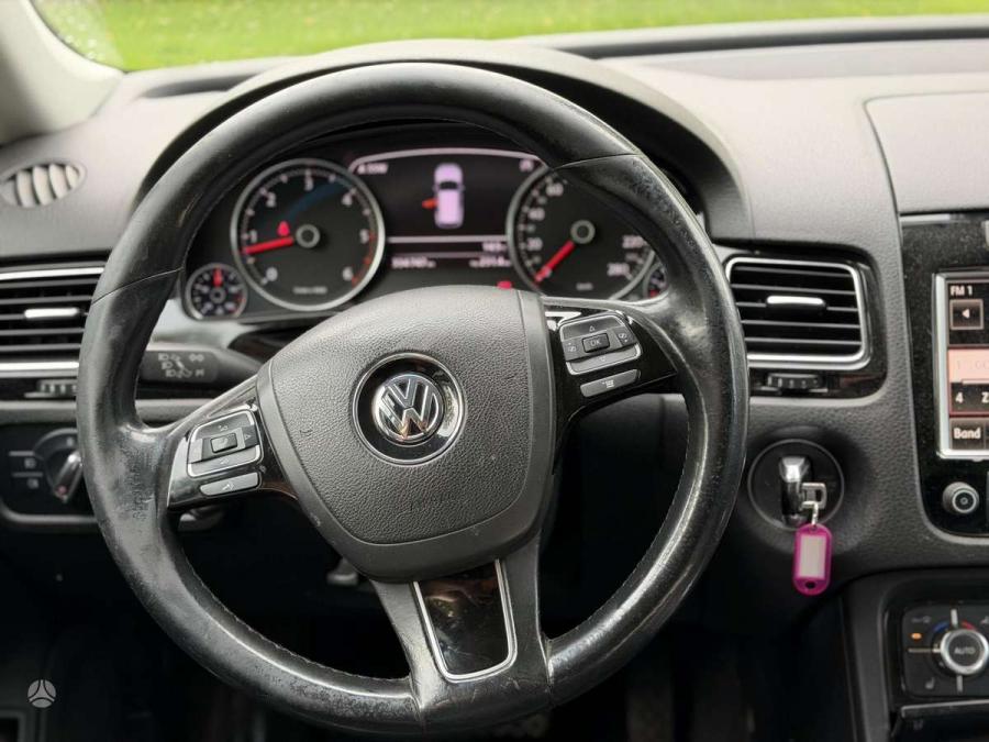 Pelēks Volkswagen Touareg 2011 Utena, ar dzinēja tilpumu 3.00 L un nobraukumu 334 tūkst. km par 8650 €, foto 11 vietnē AUTOMOTO.COM.LV