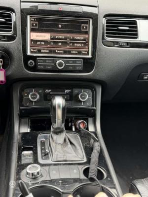 Pelēks Volkswagen Touareg 2011 Utena, ar dzinēja tilpumu 3.00 L un nobraukumu 334 tūkst. km par 8650 €, foto 12 vietnē AUTOMOTO.COM.LV