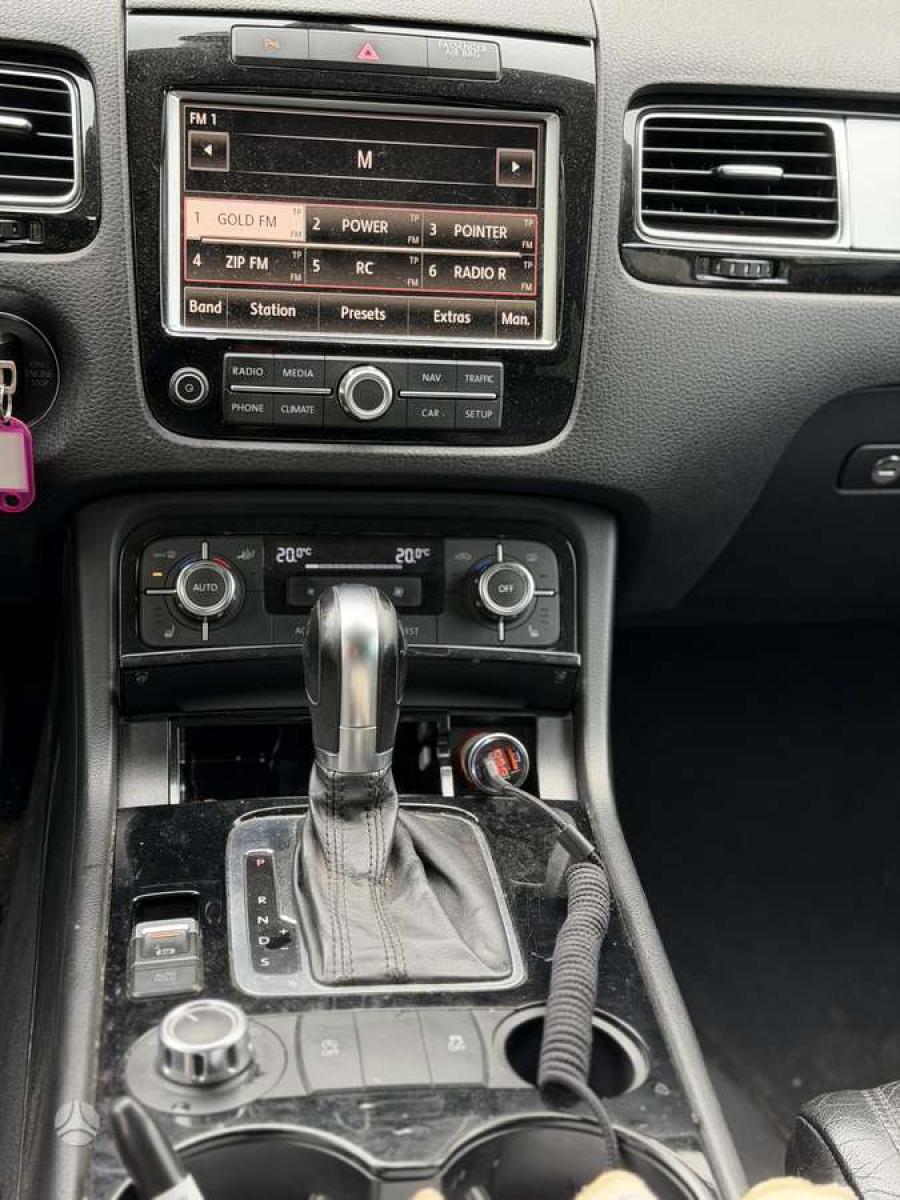 Pelēks Volkswagen Touareg 2011 Utena, ar dzinēja tilpumu 3.00 L un nobraukumu 334 tūkst. km par 8650 €, foto 12 vietnē AUTOMOTO.COM.LV