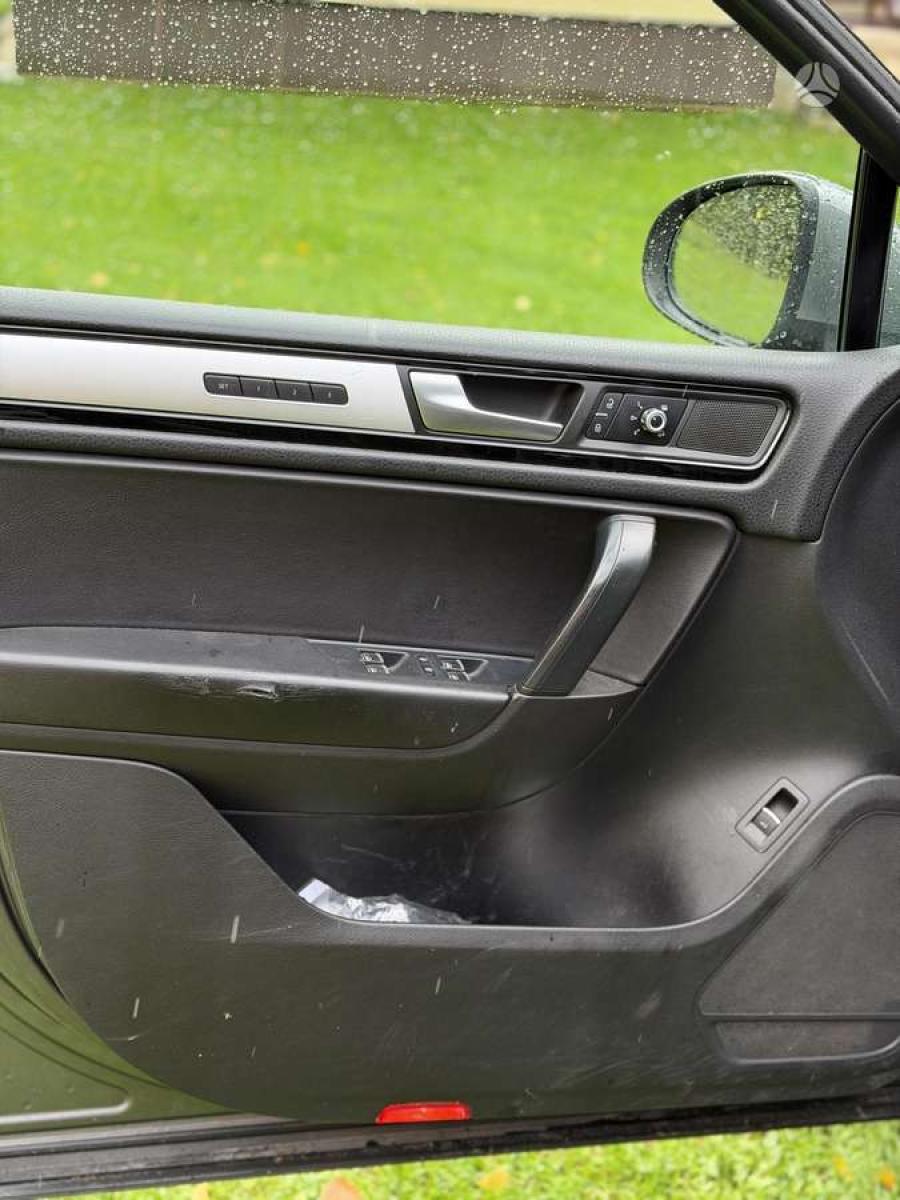 Pelēks Volkswagen Touareg 2011 Utena, ar dzinēja tilpumu 3.00 L un nobraukumu 334 tūkst. km par 8650 €, foto 13 vietnē AUTOMOTO.COM.LV