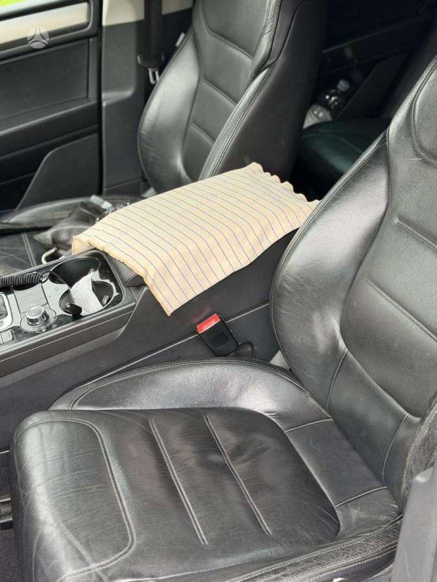 Pelēks Volkswagen Touareg 2011 Utena, ar dzinēja tilpumu 3.00 L un nobraukumu 334 tūkst. km par 8650 €, foto 14 vietnē AUTOMOTO.COM.LV