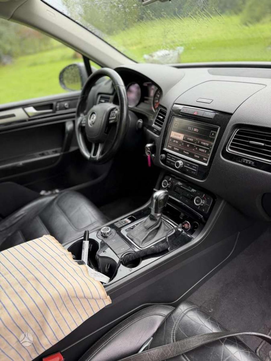 Pelēks Volkswagen Touareg 2011 Utena, ar dzinēja tilpumu 3.00 L un nobraukumu 334 tūkst. km par 8650 €, foto 18 vietnē AUTOMOTO.COM.LV
