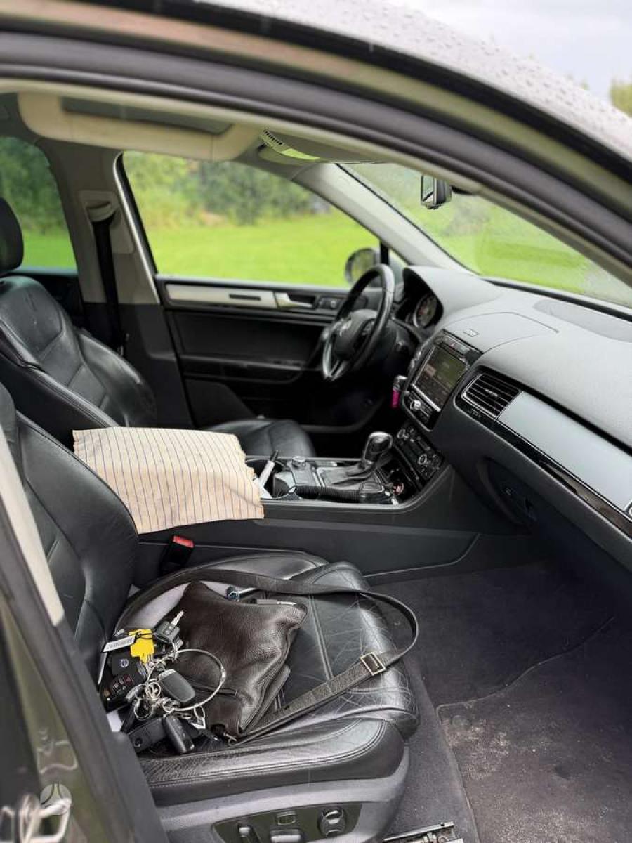 Pelēks Volkswagen Touareg 2011 Utena, ar dzinēja tilpumu 3.00 L un nobraukumu 334 tūkst. km par 8650 €, foto 19 vietnē AUTOMOTO.COM.LV
