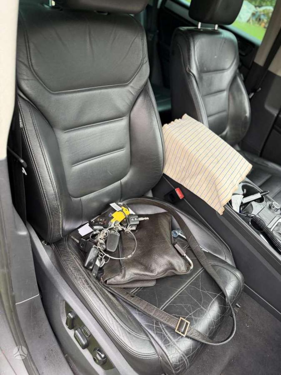 Pelēks Volkswagen Touareg 2011 Utena, ar dzinēja tilpumu 3.00 L un nobraukumu 334 tūkst. km par 8650 €, foto 22 vietnē AUTOMOTO.COM.LV