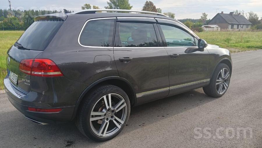 Grey Volkswagen Touareg 2011 in Jelgava, with an engine capacity of 3.00 L and mileage of 206 thousand km for 12100 €, photo 3 on AUTOMOTO.COM.LV