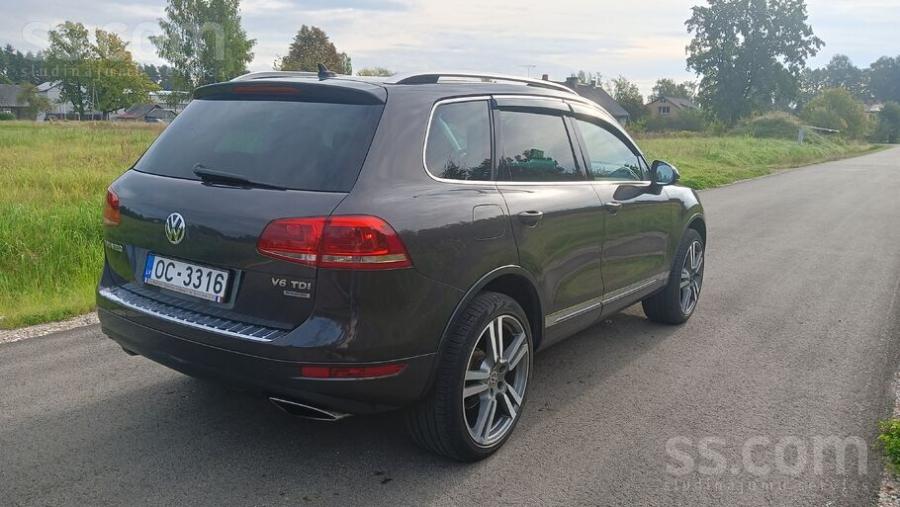 Grey Volkswagen Touareg 2011 in Jelgava, with an engine capacity of 3.00 L and mileage of 206 thousand km for 12100 €, photo 12 on AUTOMOTO.COM.LV