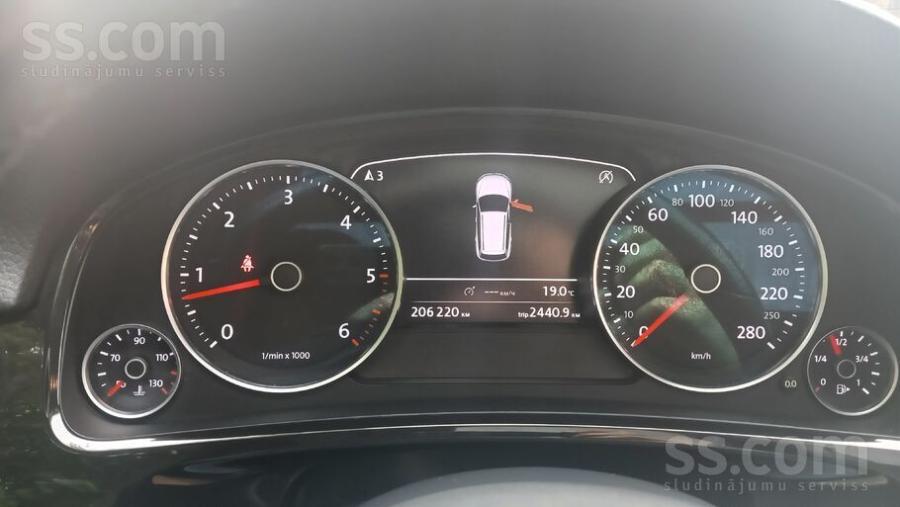 Grey Volkswagen Touareg 2011 in Jelgava, with an engine capacity of 3.00 L and mileage of 206 thousand km for 12100 €, photo 14 on AUTOMOTO.COM.LV