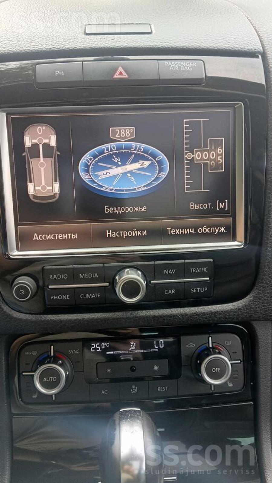 Grey Volkswagen Touareg 2011 in Jelgava, with an engine capacity of 3.00 L and mileage of 206 thousand km for 12100 €, photo 15 on AUTOMOTO.COM.LV