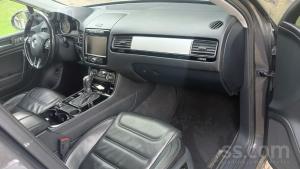 Grey Volkswagen Touareg 2011 in Jelgava, with an engine capacity of 3.00 L and mileage of 206 thousand km for 12100 €, photo 21 on AUTOMOTO.COM.LV