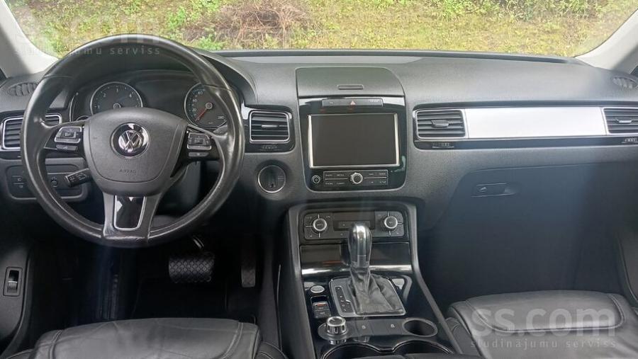 Grey Volkswagen Touareg 2011 in Jelgava, with an engine capacity of 3.00 L and mileage of 206 thousand km for 12100 €, photo 22 on AUTOMOTO.COM.LV