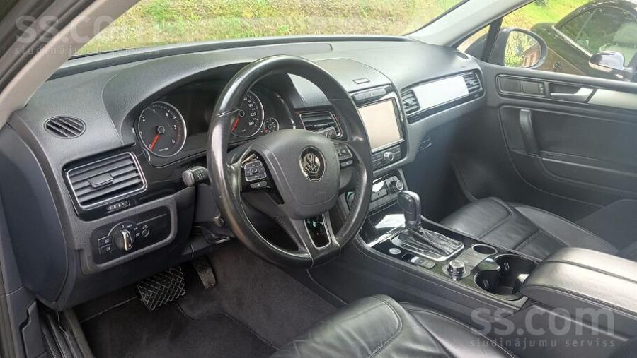 Grey Volkswagen Touareg 2011 in Jelgava, with an engine capacity of 3.00 L and mileage of 206 thousand km for 12100 €, photo 25 on AUTOMOTO.COM.LV