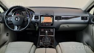 Grey Volkswagen Touareg 2011 in Ogre, with an engine capacity of 3.00 L and mileage of 278 thousand km for 11250 €, photo 12 on AUTOMOTO.COM.LV