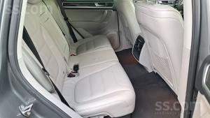 Grey Volkswagen Touareg 2011 in Ogre, with an engine capacity of 3.00 L and mileage of 278 thousand km for 11250 €, photo 13 on AUTOMOTO.COM.LV