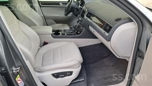 Grey Volkswagen Touareg 2011 in Ogre, with an engine capacity of 3.00 L and mileage of 278 thousand km for 11250 €, photo 14 on AUTOMOTO.COM.LV