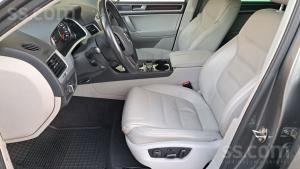 Grey Volkswagen Touareg 2011 in Ogre, with an engine capacity of 3.00 L and mileage of 278 thousand km for 11250 €, photo 15 on AUTOMOTO.COM.LV