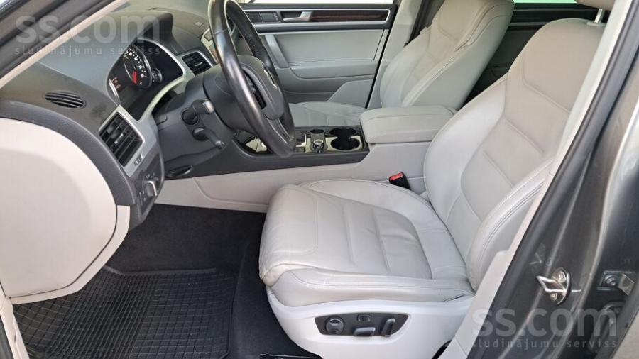 Grey Volkswagen Touareg 2011 in Ogre, with an engine capacity of 3.00 L and mileage of 278 thousand km for 11250 €, photo 15 on AUTOMOTO.COM.LV