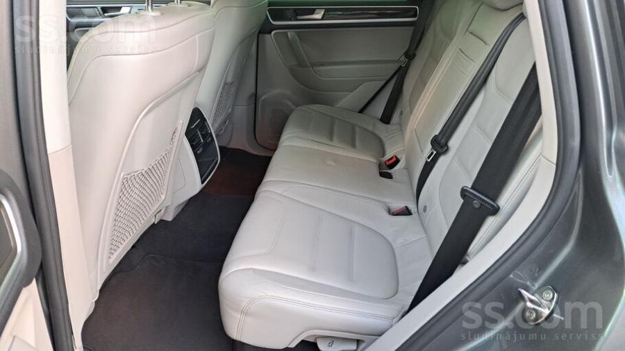 Grey Volkswagen Touareg 2011 in Ogre, with an engine capacity of 3.00 L and mileage of 278 thousand km for 11250 €, photo 16 on AUTOMOTO.COM.LV