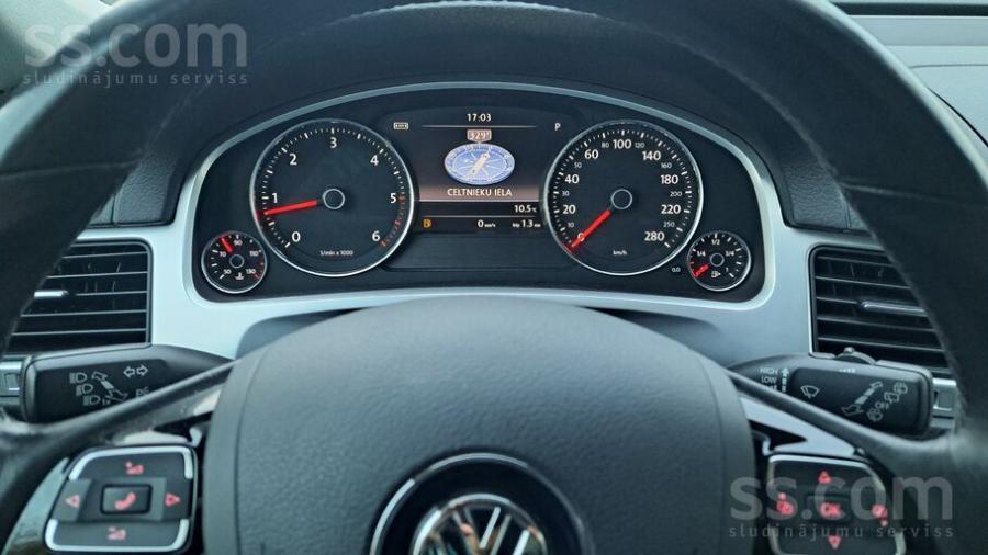 Grey Volkswagen Touareg 2011 in Ogre, with an engine capacity of 3.00 L and mileage of 278 thousand km for 11250 €, photo 17 on AUTOMOTO.COM.LV
