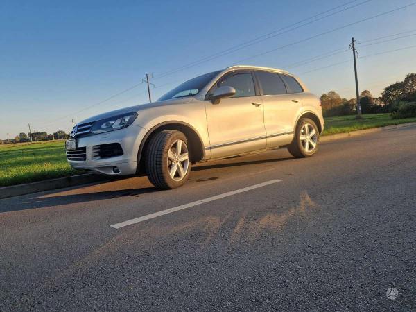 Grey Volkswagen Touareg 2011 in Taurage, with an engine capacity of 3.00 L and mileage of 360 thousand km for 12000 €, photo 1 on AUTOMOTO.COM.LV