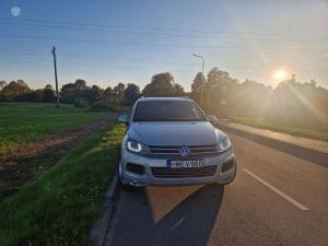 Grey Volkswagen Touareg 2011 in Taurage, with an engine capacity of 3.00 L and mileage of 360 thousand km for 12000 €, photo 4 on AUTOMOTO.COM.LV