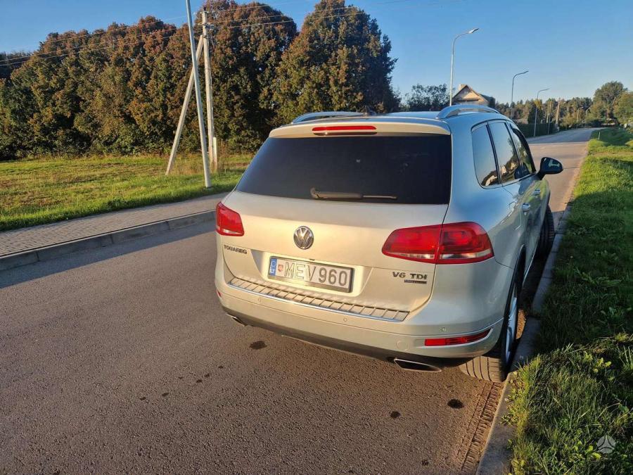 Grey Volkswagen Touareg 2011 in Taurage, with an engine capacity of 3.00 L and mileage of 360 thousand km for 12000 €, photo 5 on AUTOMOTO.COM.LV
