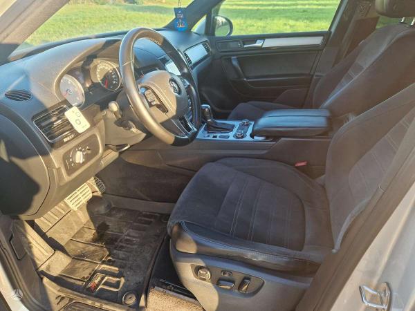 Grey Volkswagen Touareg 2011 in Taurage, with an engine capacity of 3.00 L and mileage of 360 thousand km for 12000 €, photo 6 on AUTOMOTO.COM.LV