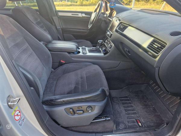 Grey Volkswagen Touareg 2011 in Taurage, with an engine capacity of 3.00 L and mileage of 360 thousand km for 12000 €, photo 7 on AUTOMOTO.COM.LV