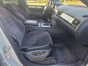 Grey Volkswagen Touareg 2011 in Taurage, with an engine capacity of 3.00 L and mileage of 360 thousand km for 12000 €, photo 7 on AUTOMOTO.COM.LV