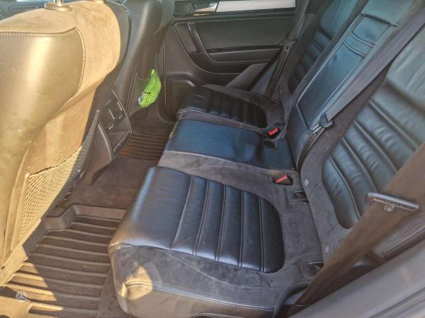 Grey Volkswagen Touareg 2011 in Taurage, with an engine capacity of 3.00 L and mileage of 360 thousand km for 12000 €, photo 8 on AUTOMOTO.COM.LV