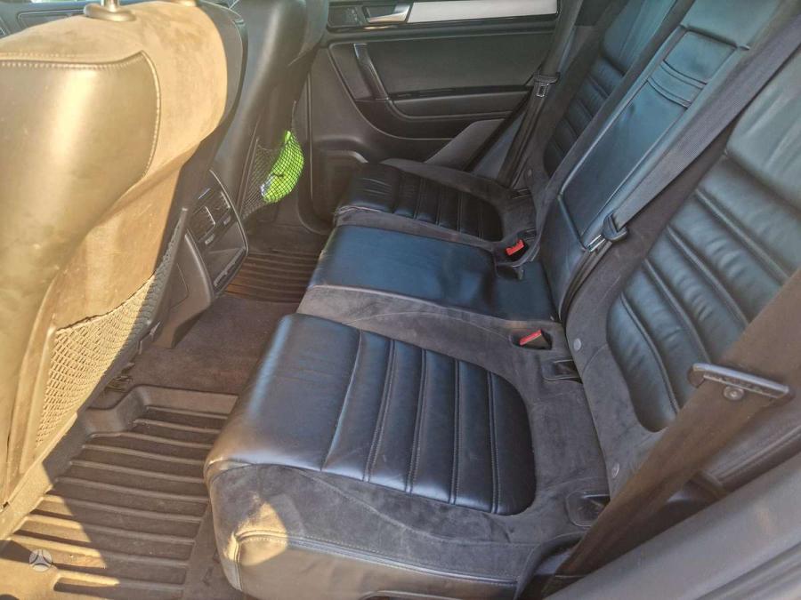 Grey Volkswagen Touareg 2011 in Taurage, with an engine capacity of 3.00 L and mileage of 360 thousand km for 12000 €, photo 8 on AUTOMOTO.COM.LV
