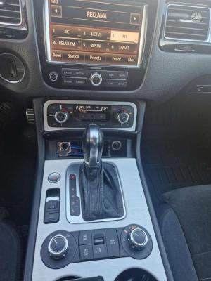 Grey Volkswagen Touareg 2011 in Taurage, with an engine capacity of 3.00 L and mileage of 360 thousand km for 12000 €, photo 9 on AUTOMOTO.COM.LV