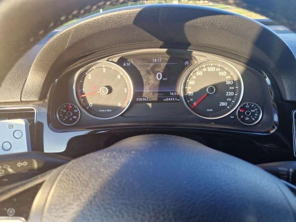 Grey Volkswagen Touareg 2011 in Taurage, with an engine capacity of 3.00 L and mileage of 360 thousand km for 12000 €, photo 11 on AUTOMOTO.COM.LV