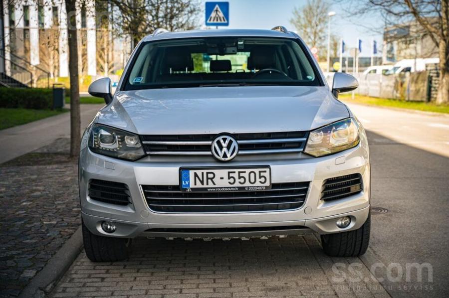 Grey Volkswagen Touareg 2012 in Riga, with an engine capacity of 3.00 L and mileage of 0 thousand km for 34990 €, photo 2 on AUTOMOTO.COM.LV