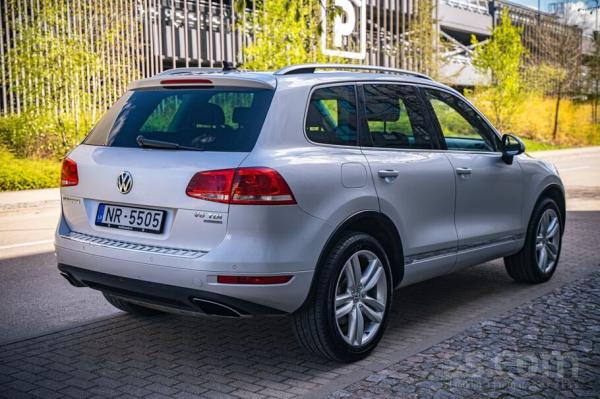Grey Volkswagen Touareg 2012 in Riga, with an engine capacity of 3.00 L and mileage of 0 thousand km for 16200 €, photo 4 on AUTOMOTO.COM.LV