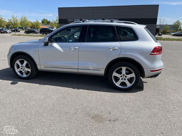 Grey Volkswagen Touareg 2012 in Telschi, with an engine capacity of 3.00 L and mileage of 144 thousand km for 16200 €, photo 6 on AUTOMOTO.COM.LV