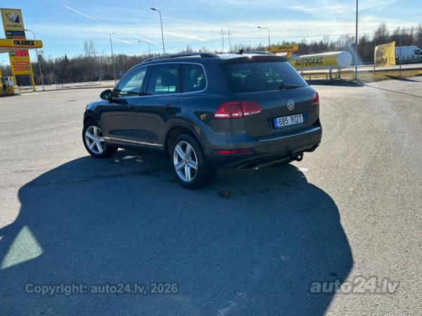 Pelēks Volkswagen Touareg 2012 Mustvē, ar dzinēja tilpumu 3.00 L un nobraukumu 286 tūkst. km par 7499 €, foto 4 vietnē AUTOMOTO.COM.LV