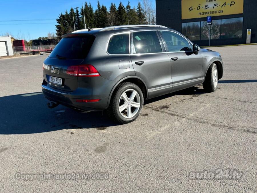 Pelēks Volkswagen Touareg 2012 Mustvē, ar dzinēja tilpumu 3.00 L un nobraukumu 286 tūkst. km par 7499 €, foto 5 vietnē AUTOMOTO.COM.LV