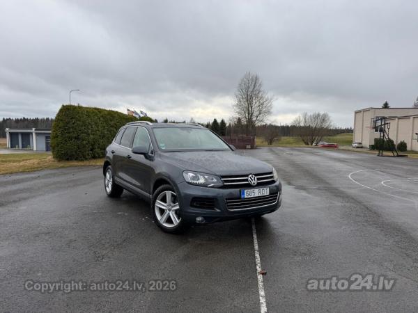 Pelēks Volkswagen Touareg 2012 Mustvē, ar dzinēja tilpumu 3.00 L un nobraukumu 284 tūkst. km par 7499 €, foto 1 vietnē AUTOMOTO.COM.LV