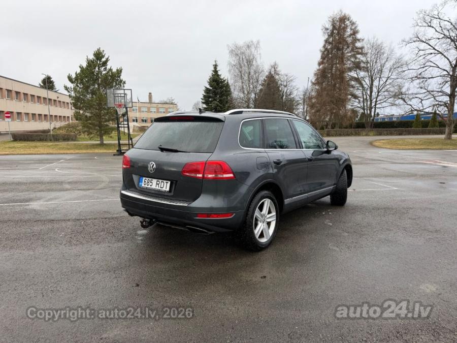 Pelēks Volkswagen Touareg 2012 Mustvē, ar dzinēja tilpumu 3.00 L un nobraukumu 284 tūkst. km par 7499 €, foto 5 vietnē AUTOMOTO.COM.LV