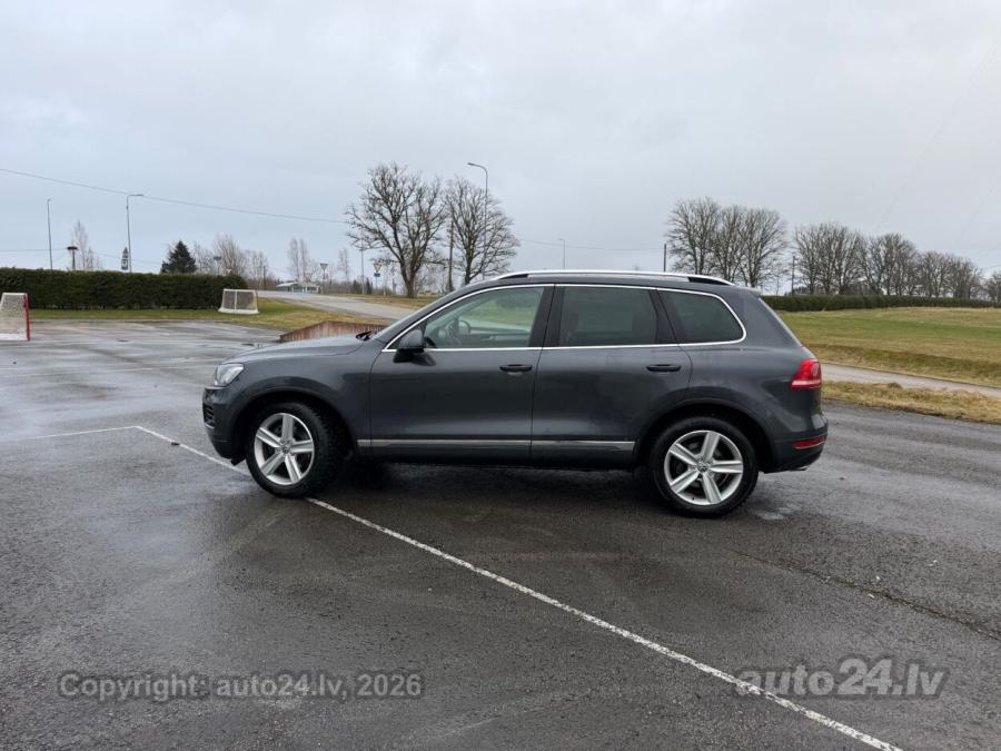 Pelēks Volkswagen Touareg 2012 Mustvē, ar dzinēja tilpumu 3.00 L un nobraukumu 284 tūkst. km par 7499 €, foto 7 vietnē AUTOMOTO.COM.LV