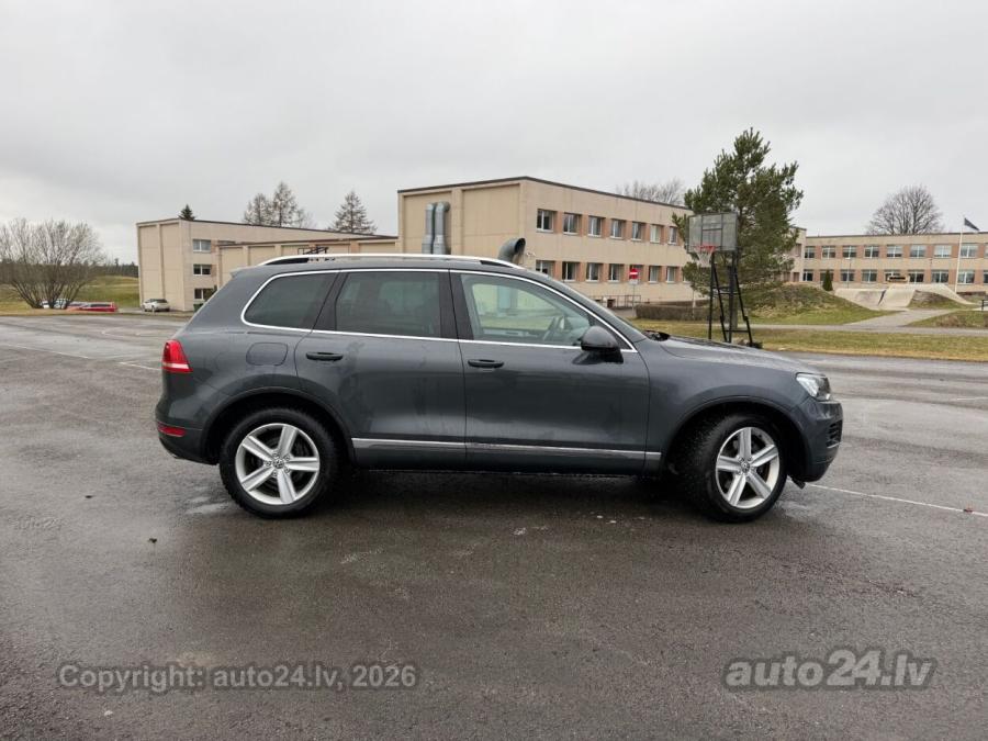 Pelēks Volkswagen Touareg 2012 Mustvē, ar dzinēja tilpumu 3.00 L un nobraukumu 284 tūkst. km par 7499 €, foto 8 vietnē AUTOMOTO.COM.LV