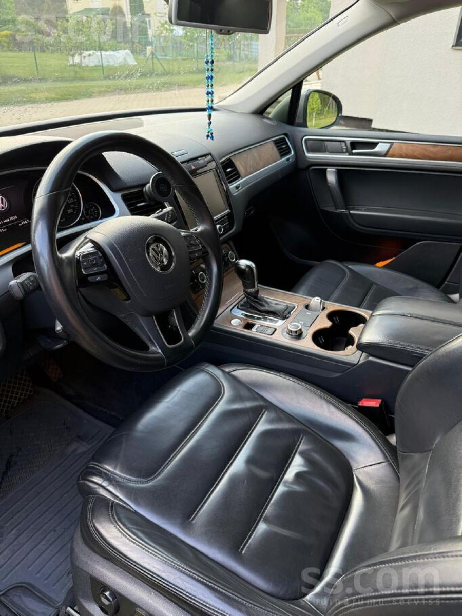 Pelēks Volkswagen Touareg 2012 Rīga, ar dzinēja tilpumu 3.00 L un nobraukumu 268 tūkst. km par 11000 €, foto 6 vietnē AUTOMOTO.COM.LV