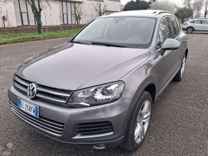 Pelēks Volkswagen Touareg 2012 Kauņa, ar dzinēja tilpumu 2.97 L un nobraukumu 198 tūkst. km par 12500 €, foto  vietnē AUTOMOTO.COM.LV